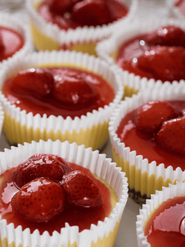 MINI CHEESECAKES | NO BAKE MINI STRAWBERRY CHEESECAKE RECIPE - TwoSleevers