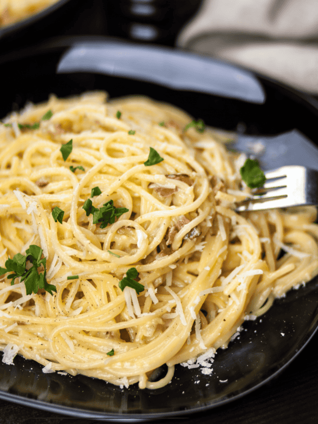 SPAGHETTI CARBONARA | EASY CARBONARA RECIPE - TwoSleevers