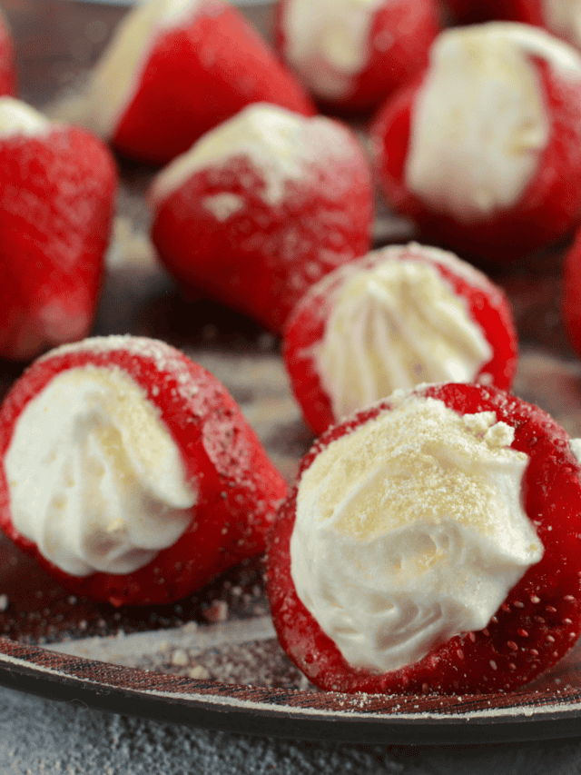 DEVILED STRAWBERRIES | CHEESECAKE STUFFED STRAWBERRIES - TwoSleevers