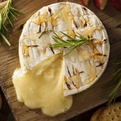 Baked Brie Recipe | Super Easy Brie Appetizer - TwoSleevers